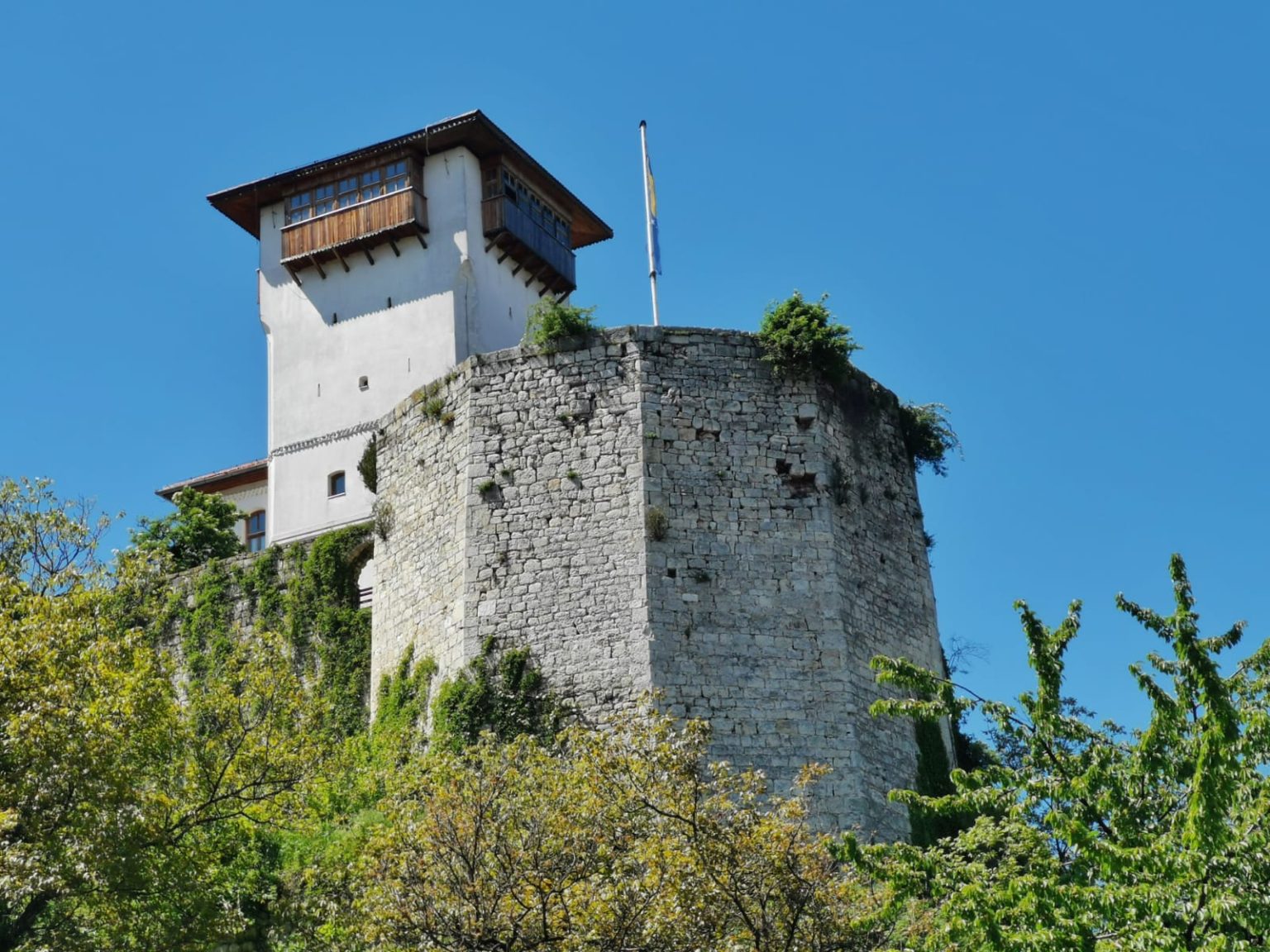 Gradačac: Grad šljive i "Zmaja od Bosne" - Pozdrav iz... by Zeljko Vodnik